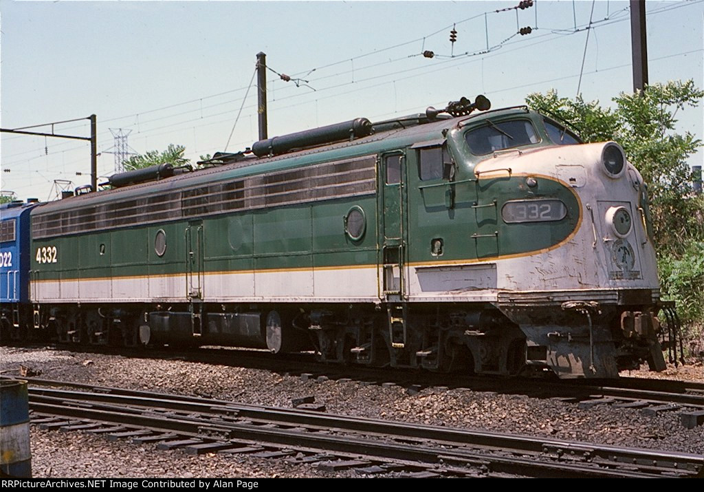 CR E-8A 4022 and NJT 4332